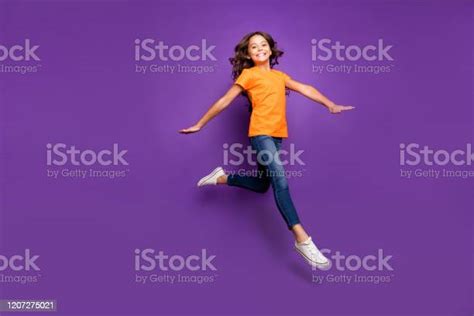 그녀의 전체 길이 몸 크기보기 그녀의 좋은 매력적인 사랑스러운 쾌활한 쾌활한 물결 모양의 머리 소녀 점프 재미 시간을 통해 고립 라일락 보라색 보라색 파스텔 색상 배경 T