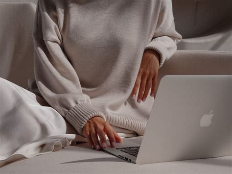 실내 기술 노트북 디지털 디지털 유목민 라이프스타일 미니멀리스트 베이지 부드러운 조명 사과 사과 제품 손 손톱 스웨터 스타일리시한 시크한