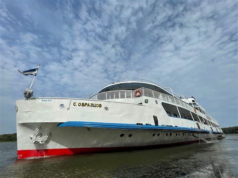 В Рязани сел на мель круизный теплоход Сергей Образцов 20 августа 2022 года