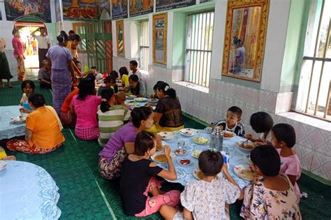 မင်းဘူးမြို့ သီတင်းကျွတ် အဖိတ်နေ့တွင် ရှင်ပင်ချမ်းသာကြီးဘုရား၌ ဘုရားဆွမ
