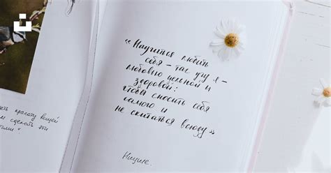 흰색 테이블에 생일 축하 인사말 카드 사진 Unsplash의 무료 더 적게 사세요 이미지