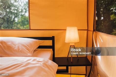 황혼 동안 내부에 빛이있는 아늑한 오픈 글램핑 텐트의 내부 야외 여름 휴가 및 휴가를위한 고급 캠핑 텐트 라이프스타일 개념 0명에 대한 스톡 사진 및 기타 이미지 Istock