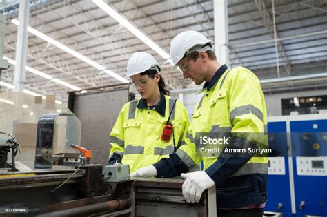 산업 공장에서 Cnc 기계 부품의 품질을 검사하는 남녀 엔지니어 작업자 작업장에서 엔지니어 유지 보수 기계 그룹 라인 생산의 엔지니어 수리 기계 팀 수술 장갑에 대한 스톡
