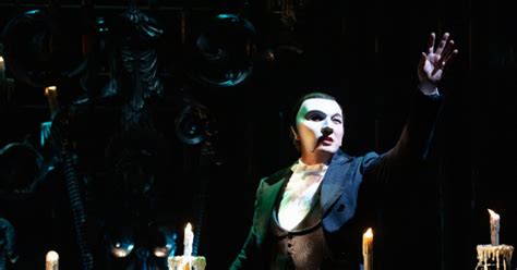 ‘유령 마스크 뚫고 나오는 폭발적 연기 ‘조팬텀에 홀렸다