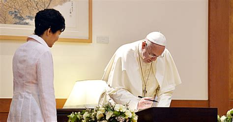 방명록 작성하는 프란치스코 교황