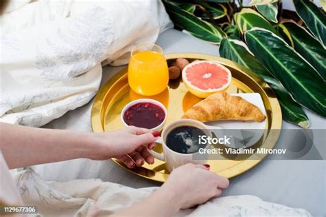 룸 호텔 서비스에에서 아침에 커피를 마시는 여자 커피 잼 크로 오렌지 주스 자 몽 열매 사이드 보기 밝은 배경 0명에 대한 스톡 사진 및 기타 이미지 Istock