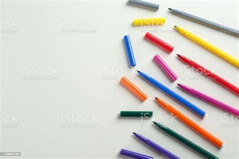 베이지색 배경에 많은 다채로운 마커 평평한 누워 텍스트를 위한 공간 0명에 대한 스톡 사진 및 기타 이미지 0명 개체 그룹 공부 Istock