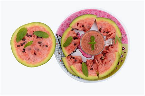 클로즈업은 흰색 배경에 고립 된 접시에 주스와 민트와 함께 붉은 잘 익은 수박을 슬라이스 0명에 대한 스톡 사진 및 기타 이미지 0명 감귤류 과일 건강한 생활방식