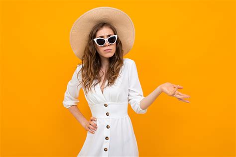 복사 공간이있는 노란색 배경에 흰색 드레스를 입은 선글라스를 착용한 밀짚 모자를 쓴 세련된 소녀 25 29세에 대한 스톡 사진 및 기타 이미지 Istock