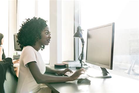 데스크톱 컴퓨터를 사용하는 젊은 아프리카 계 미국인 사업가 사무실에 대한 스톡 사진 및 기타 이미지 사무실 컴퓨터 모니터 데스크탑 컴퓨터 Istock