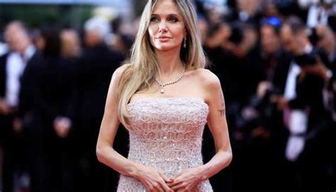 أنجلينا جولي تتصدر التريند لبساطة إطلالتها في مهرجان كان السينمائي صور