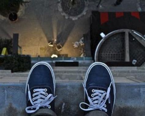 Согтуурсан үедээ хүүхдээ тэврэн цонхоор үсрэх гэж байжээ