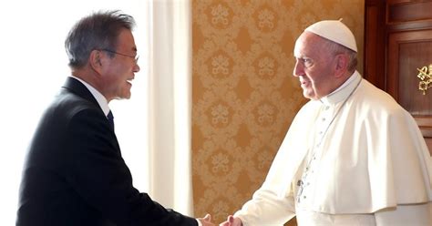 프란치스코 교황과 인사하는 문 대통령