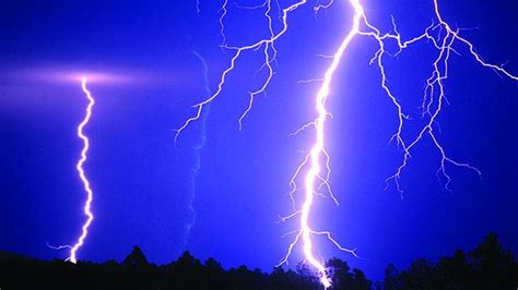 বজ্রপাতে ১০ জনের মৃত্যু