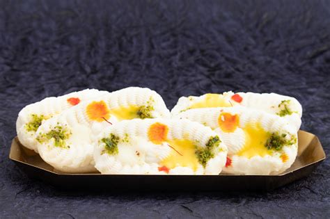 참 참 미타이는 라스굴라 말라이 차압이라고도 불리며 Chomchom 또는 로소골라 참캄은 우유로 만들어졌으며 마와 코야 피스타 케사르 코바 파니어 첸나 치나 드라이 과일