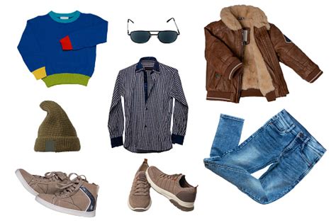 흰색 배경에 고립된 어린 소년 가을 옷의 콜라주 세트 데님 바지 또는 바지 부츠 운동화 가죽 자켓 셔츠 및 소년 모자 어린이 봄 패션 재킷에 대한 스톡 사진 및 기타 이미지