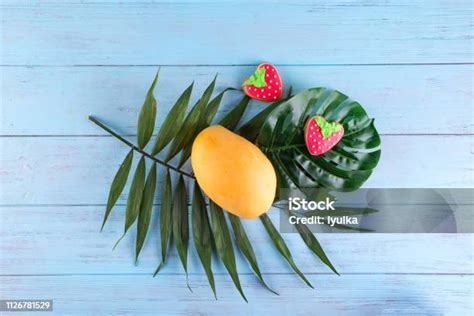 종 려 잎 편평한 위치와 다채로운 나무 배경에 신선한 타이어 망고와 망고 유약 쿠키 0명에 대한 스톡 사진 및 기타 이미지 0명 과일 노랑 Istock