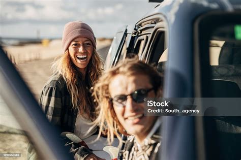 두 명의 서퍼가 차에서 서핑 보드를 가져 와서 파도를 타기 위해 해변으로 향합니다 스페인에 대한 스톡 사진 및 기타 이미지