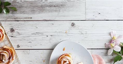 가루 설탕 계피 고급 디저트 고명 과일 구운 굽다 꽃 꽃무늬 꿀 나무 나무 표면 높은 각도 달콤한 도금 디저트 러스틱 레시피 맛있는