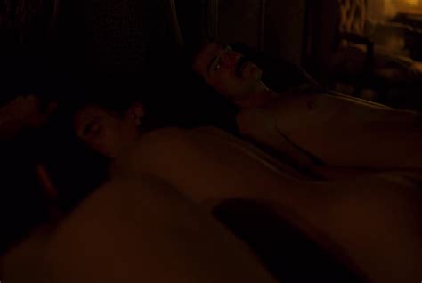 Naked Guys In Bed Together 日本語で