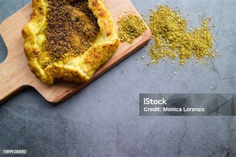 콘크리트 배경에 자타르와 예루살렘 빵 이스라엘 요리 맨 위 보기 0명에 대한 스톡 사진 및 기타 이미지 0명 길거리 음식 깨 Istock