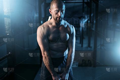 强壮的举重运动员在健身房进行举重训练