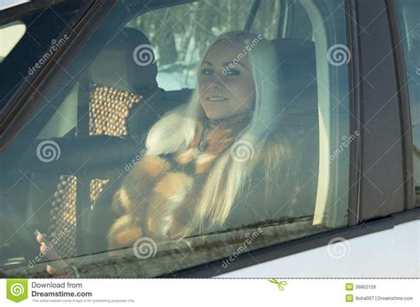 Sexy Meisjeszitting Achter Het Wiel Van Een Auto Stock Foto Image Of Auto Levensstijl
