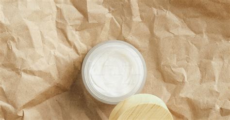 크라프트지 평면도에 천연 보습제 페이스 크림 항아리 친환경 미용 제품 포장 사진 Unsplash의 지속 가능한 라이프