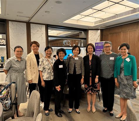 鄭敏怡 Sonia Cheng 昨天有幸參加了一個行政午宴，與運輸署署長李仲恩jp女士（angela Facebook