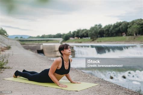 여름에 은행 강에 공원에서 요가 연습을 하 고 젊은 아름 다운 여자 강에 대한 스톡 사진 및 기타 이미지 강 건강한 생활방식 공원 Istock