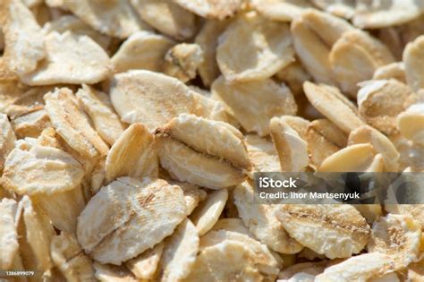 오트밀을 클로즈업 곡물 작물에서 그로츠 통곡물 귀리 식품 질감 건강한 아침 식사 배너 템플릿 패키지 디자인을 위한 귀리 시리얼 표면 스펠트에 대한 스톡 사진 및 기타 이미지