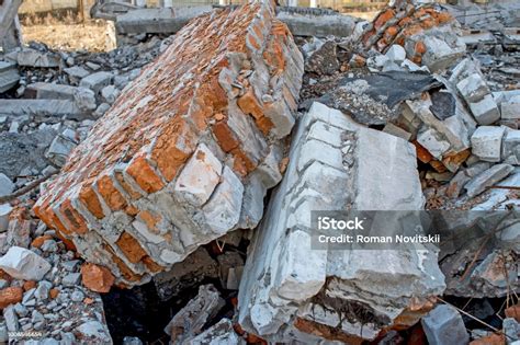 콘크리트 건물의 남아 있습니다 잡 석의 더미에 누워 벽돌 근접 촬영의 벽의 일부 건물 외관에 대한 스톡 사진 및 기타 이미지 건물 외관 건설 산업 건설 현장 Istock
