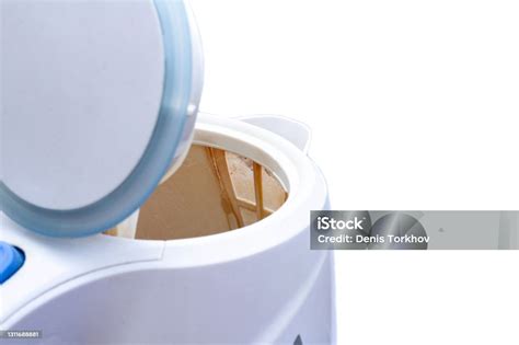 라임 스케일 흰색에 고립 된 오래된 주전자의 배율 탄산칼슘의 퇴적물에서 나온 흰색의 백악잔류 하드 워터 문제 가정 생활에 대한