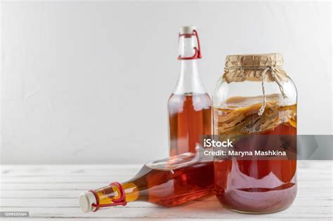 콤부차 슈퍼푸드 프로 바이오틱 티 곰팡이 음료 에 유리 병 과 항아리 에 화이트 배경 0명에 대한 스톡 사진 및 기타 이미지 0명 Kombucha 감귤류 과일