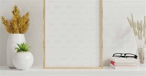 홈 인테리어 포스터는 빈 벽 배경에 화분에 관상용 식물이 있는 수직 금색 프레임으로 모형을 만들고3d 렌더링합니다 사진