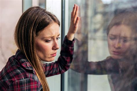 프로필 창 밖을 보면서 혼자 앉아 젊은 여자의 초상화 뭔가 대해 생각 하는 창 근처 슬픈 소녀입니다 갈색 머리에 대한 스톡 사진 및 기타 이미지 Istock