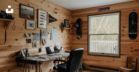 나무 판넬과 책상 및 의자가 있는 방입니다 사진 Unsplash의 무료 안데스 산맥 이미지