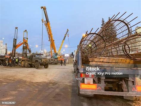 바쁜 도로에 깨진 다리 건설 현장의 건설 장비는 육교를 세웁니다 자동차와 보행자를위한 폐쇄 구역 0명에 대한 스톡 사진 및 기타