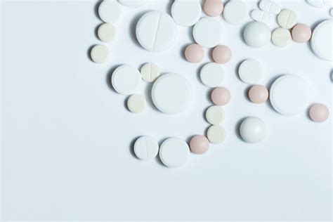 알 약의 힙 제약 의학 정제 및 흰색 배경에 캡슐 치료용 의약품 건강 관리 개념 카피 스페이스가 있는 톱 뷰용 약물 처방 0명에 대한 스톡 사진 및 기타 이미지 Istock