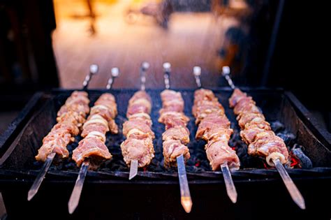 금속 꼬치에 생 케밥 요리 바비큐에서 조리한 구운 고기 전통적인 동양 요리 쉬쉬 케밥 숯과 불꽃 피크닉 길거리 음식에 그릴 0명에 대한 스톡 사진 및 기타 이미지 Istock