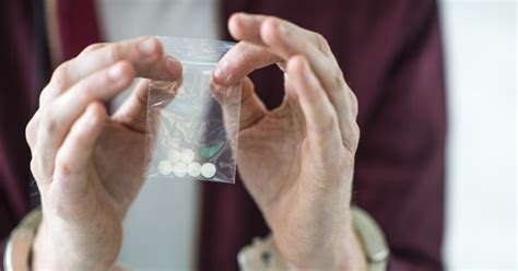 아파트 계단 난간 봉 덮개 속에던지기 마약거래 일당 검거