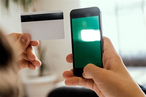 남자 모바일 스마트폰과 신용 카드를 사용 하 여입니다 온라인 쇼핑 Brand Name Mobile Payment에 대한 스톡 사진 및 기타 이미지 Brand Name