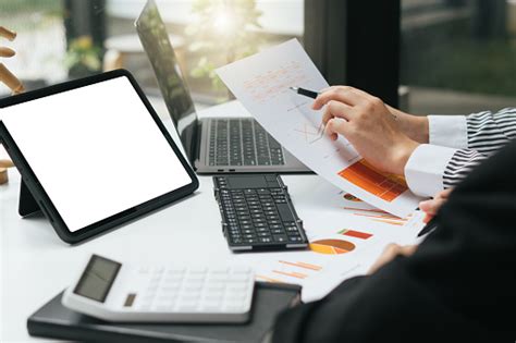 기업의 이익을 창출하는 전략 기획에 대한 재무 데이터 및 마케팅 성장 보고서 그래프와의 작업 분석 에 대한 비즈니스 팀 협업 비즈니스에 대한 스톡 사진 및 기타 이미지