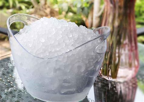 Nugget Ice Vs Clear Ice Which Is Best For Cocktails Breezer Freezer