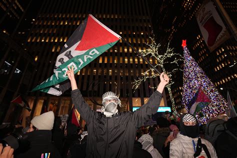 Pro Palestinian Protesters Swarm Nyc To Derail Rockefeller Center