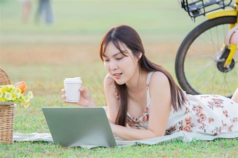 디지털 유목민 라이프 스타일 원격 작업 개념 로밍 기술 네트워크에서 일하는 아름다운 소녀 커피 한 잔을 확인하는 여자 프리랜서 작업 또는 블로거 인플루언서 문자 메시지