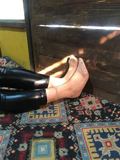 به نظرتون با این پاها باید چیکار کرد 😈👣