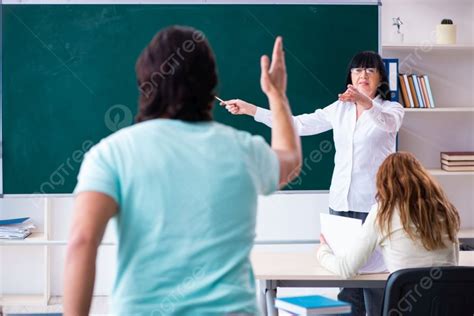 المعلم القديم والطلاب في الفصل المتجه الخلفية والصورة للتنزيل المجاني Pngtree