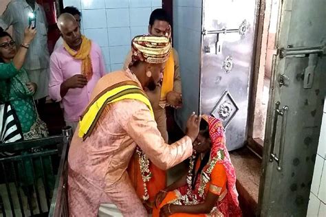 Hindu Rituals Muslim Couple From Us Weds In Kashi As Per Hindu Rituals Dgtl Anandabazar