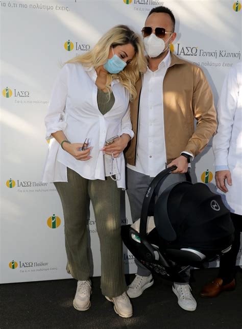 Κ Σπυροπούλου Εξιτήριο από το μαιευτήριο μαζί με τον γιο της και τον ευτυχισμένο πατέρα Β